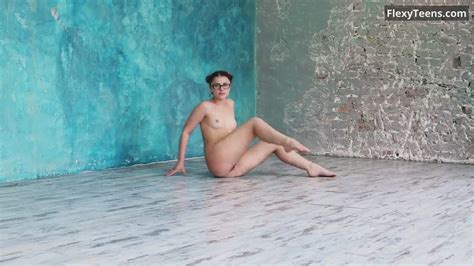 Flexible Babe In Glasses Kim Nadara Stretching Sex Com