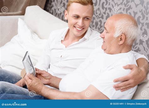 Nonno E Nipote Con La Foto Nel Telaio Immagine Stock Immagine di felicità maturità 55351491