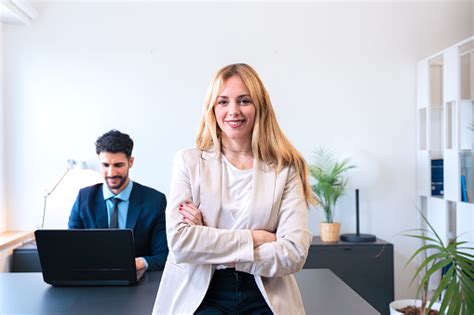 동료와 함께 사무실에서 팔짱을 끼고 서 있는 자신감 넘치는 사업가 2명에 대한 스톡 사진 및 기타 이미지 2명 개념 기업 문화 Istock