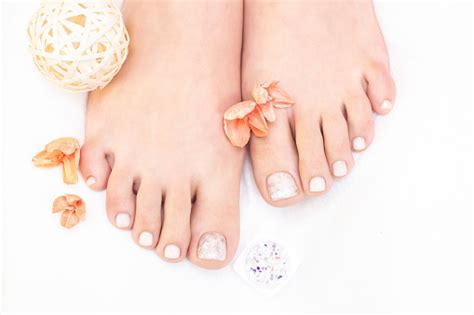 흰색 배경에 여성 다리입니다 손톱은 페디큐어 절차 중에 신선하고 깔끔한 모습을 얻을 스파 살롱에서 여성 다리를 닫습니다 가꿔