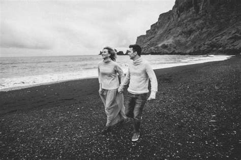 필드에서 행복 하 게 실행하는 커플 · 무료 스톡 사진