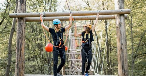 활동적인 레크리에이션을 하는 잘 갖추어진 남녀 야외에 장애물이 있는 공원에서 로프 등반 사진 Unsplash의 모자 이미지