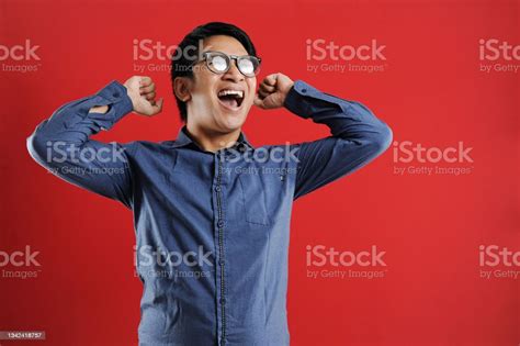 젊은 아시아 남자는 행복하고 흥분 승리 제스처를 표현 성공및 축하 25 29세에 대한 스톡 사진 및 기타 이미지 25 29세 경외감 긍정적인 감정 표현 Istock