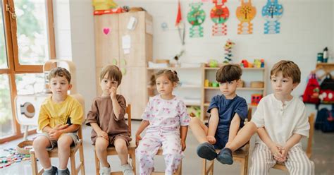 다섯 명의 어린 아이들이 의자에 참을성 있게 앉아 있습니다 사진 Unsplash의 아이 이미지