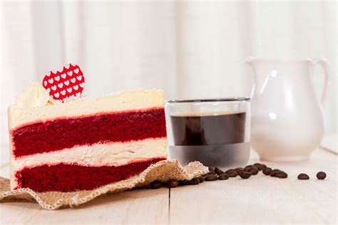 흰색 커튼 배경이있는 나무 테이블에 레드 벨벳 케이크와 뜨거운 아메리카노 또는 블랙 커피 조각 발렌타인 0명에 대한 스톡 사진 및 기타 이미지 Istock