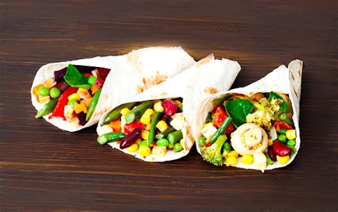 나무 배경에 야채와 버섯 충전재와 멕시코 토르티야 집에서 맛있는 음식을 요리 크리에이티브 카피 공간 건강에 좋지 않은 음식에 대한 스톡 사진 및 기타 이미지 Istock