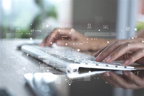 가상 화면에 기술 아이콘이있는 데스크톱 컴퓨터에서 작업하는 비즈니스 담당자 온라인 수업을 공부하는 학생 개념에 대한 스톡 사진 및 기타 이미지 Istock