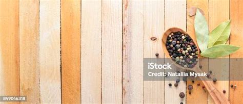 향기로운 향신료의 집합입니다 검정과 빨강 고추 고 수 파프리카의 혼합물 에 나무 배경 최고의 볼 수 있습니다 여유 공간입니다 건조한에 대한 스톡 사진 및 기타 이미지