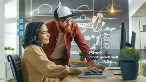 Programer와 책상 아름 다운 여자 개발자 회담에서 함께 그들은 새로운 모바일 게임 디자인 응용 프로그램 그들은 세련 된