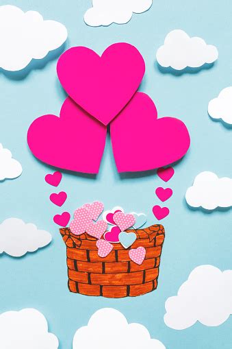 현실적인 종이와 해피 발렌타인 데이 인사말 카드 디자인 수공예품 스크랩북 핸드메이드 파란색 배경에 심장 모양 비행 풍선과 마음 장식입니다 Diy에 대한 스톡 사진 및 기타