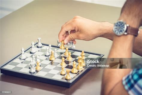 비즈니스 경쟁 및 계획 전략 개념에서 복고풍 스타일의 사진과 체스 게임을 캐주얼 사업가 개념에 대한 스톡 사진 및 기타 이미지 개념 개념과 주제 결정 Istock