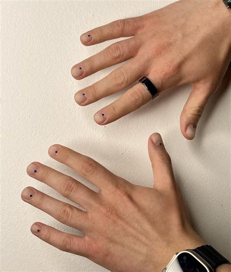 Minimalistic Dot Design R Nails
