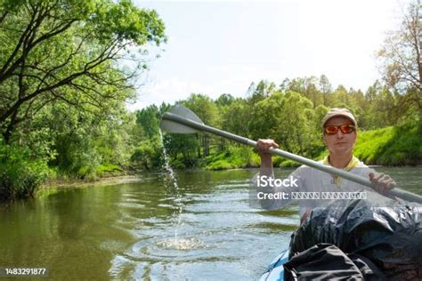 가족 카약 여행 아버지와 딸이 강에서 보트를 노를 젓고 물 하이킹 여름 모험 환경 친화적이고 극단적 인 관광 적극적이고 건강한 라이프 스타일 30 34세에 대한 스톡 사진