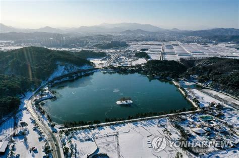 눈 내린 제천 의림지 연합뉴스