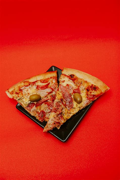 Refeiçãoràpida 구운 요리 다채로운 대담한 레스토랑 맛있는 먹을 준비 모짜렐라 미니멀리스트 미식가 빨간색 배경 선명한 스낵 슬라이스 조각