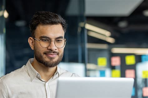 현대적인 사무실 환경에서 노트북으로 작업하는 자신감 넘치는 사업가 개발에 대한 스톡 사진 및 기타 이미지 개발 계획 기업가 Istock