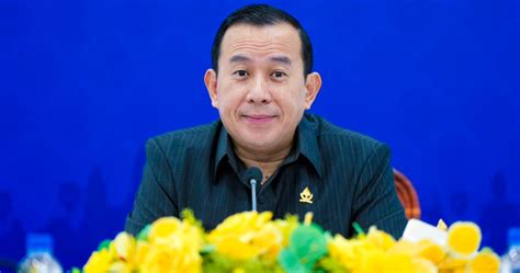 ឯកឧត្តម ហួត ហាក់ អញ្ជើញដឹកនាំកិច្ចប្រជុំថ្នាក់ដឹកនាំ និងមន្រ្តីនាយកដ្ឋានហិរញ្ញវត្ថុ