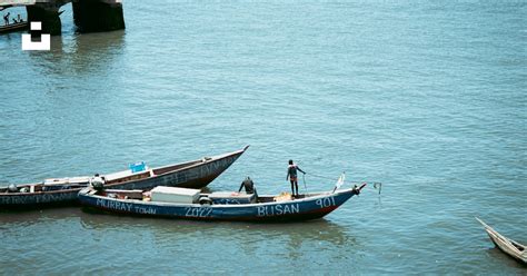 물 위를 항해하는 배 사진 Unsplash의 무료 프리타운 이미지