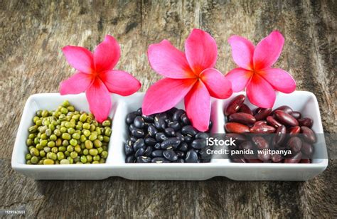 전체 곡물 씨앗 녹두 검은 콩 빨간 신장 콩 시리얼과 다양 한 렌즈콩 흰색 컵에 혼합 0명에 대한 스톡 사진 및 기타 이미지 0명 건강한 식생활 곡초류 Istock