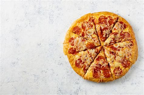 맛있는 뜨거운 집에서 만든 페퍼로니 피자 살라미와 치즈를 곁들인 전통 클래식 피자 텍스트에 대한 복사 공간이 있는 상단 보기입니다 건강에 좋지 않은 음식에 대한 스톡 사진