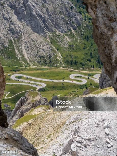 이탈리아의 포르도이 산길로가는 길 산이 구부러진 아름다운 모양을 만드는 놀라운 공중 전망 이탈리아 알프스의 유명한 경로 백운석 유네스코 세계 문화 유산 Pordoi에 대한