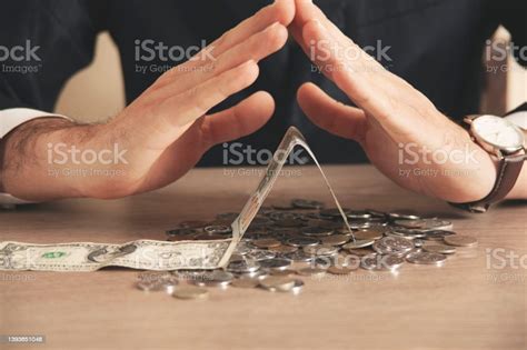사업가 손 들고 동전 항아리 개념 금융 및 회계 저축에 넣어 개념에 대한 스톡 사진 및 기타 이미지 개념 경제 금융 Istock
