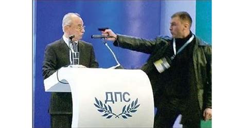 Октай Енимехмедов и Миролюба Бенатова си разказват вицове за атентата срещу Доган