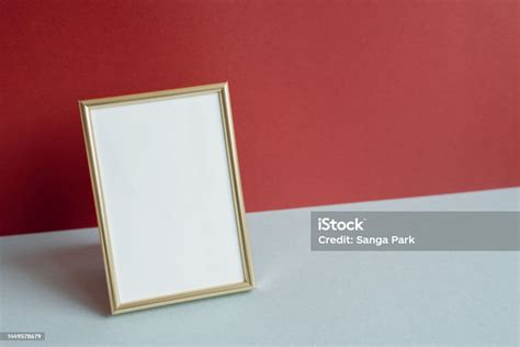 흰색 빈 공간이 있는 골드 사진 프레임입니다 메시지 카드 인사말 카드 빨간색과 회색 배경 액자에 대한 스톡 사진 및 기타 이미지