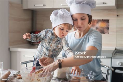 어머니와 아이 주방에서 반죽을 준비 하는 요리사 모자에 가정 주방에 대한 스톡 사진 및 기타 이미지 가정 주방 가정의 방 가족 Istock