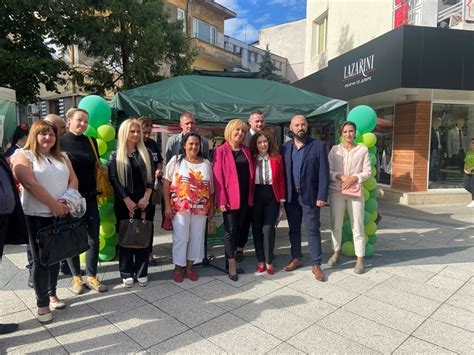 Мая Манолова във Враца „Изправи се България“ стои зад обикновения човек снимки