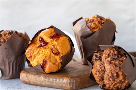 머핀 케이크 베이커리 제품 회색 배경에 초콜릿과 과일 케이크 클로즈업 0명에 대한 스톡 사진 및 기타 이미지 0명 갈색 개념 Istock