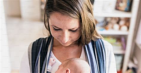 집에서 슬링에 갓 태어난 아기 아들과 함께 있는 아름다운 젊은 어머니 사진 Unsplash의 아기 착용 이미지