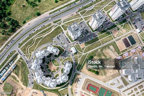 벨라루스 민스크의 여름 화창한 날에 주거 지구의 고층 아파트 건물 공중 상단 보기 0명에 대한 스톡 사진 및 기타 이미지 0명 개발 거리 Istock