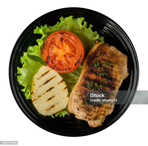 돼지고기 구이 감자와 토마토 흰색 배경에 고립 접시에 구운된 돼지고기 0명에 대한 스톡 사진 및 기타 이미지 0명 감자 요리 건강한 식생활 Istock