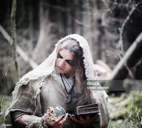 요정 마술사 유리 구체 마법의 주문과 의식을 가진 마법사 숲에서 직원과 십자가와 장로 흑백 마법 오래된 책의 주문입니다 갈색에 대한 스톡 사진 및 기타 이미지 Istock
