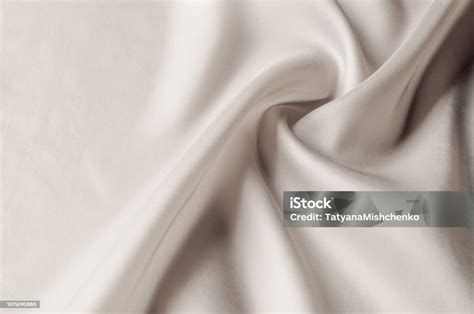 직물의 질감 배경입니다 백색 직물입니다 실크 패브릭 벽지 질감 배경 세피아 파스텔 흰 그늘에서 아름 다운 자연 실크 질감된 섬유 부드러운 파도 함께 흰색 추상 직물