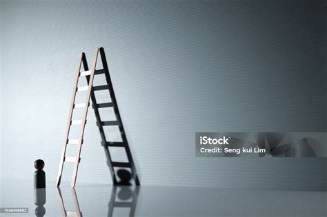 나무 입상과 계단 사다리는 회색 배경에 기대어 있습니다 0명에 대한 스톡 사진 및 기타 이미지 0명 겨냥 결심 Istock