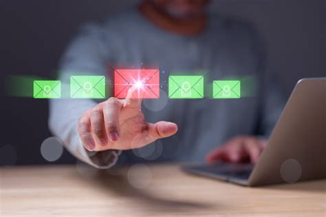 사람이 가상 이메일 아이콘과 상호 작용하여 보안 및 안전하지 않은 메시지를 강조 표시 이미지는 민감한 정보를 보호하기 위한 디지털 통신에서 사이버 보안의 중요성을 강조합니다