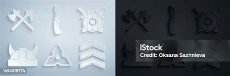 일본 닌자 수리검 십자형 검이 달린 나무 방패 바이킹 뿔 헬멧 군사 계급 칼 및 교차 중세 도끼 아이콘을 설정하십시오 벡터 3차원 형태에 대한 스톡 벡터 아트 및 기타