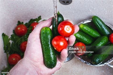 싱크대에서 수돗물 밑에 신선한 육즙이 많은 오이와 토마토를 들고 있는 남자의 손을 클로즈업하고 채소 를 씻는 건강및 위생 개수대에 대한 스톡 사진 및 기타 이미지 Istock