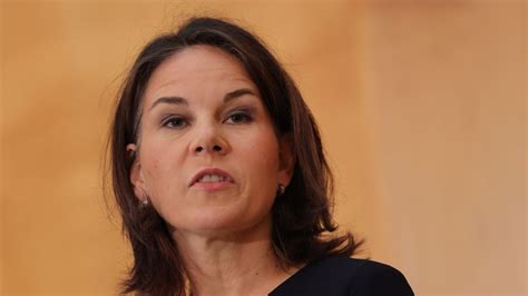 Бербок Украйна е готова веднага да сключи споразумение за прекратяване на огъня Новини бг