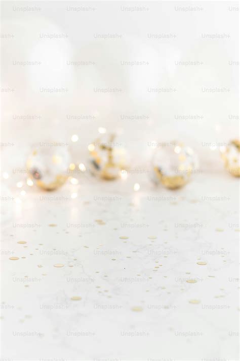반짝이는 공이 많이 얹혀있는 흰색 테이블 사진 Unsplash의 배경 흐림 이미지
