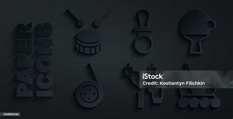 새총 라켓 및 공 요요 장난감 롤러 스케이트 아기 더미 젖꼭지 및 드럼 스틱 아이콘이 있는 드럼을 설정합니다 벡터 0명에 대한 스톡 벡터 아트 및 기타 이미지 Istock