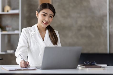 아시아 여성 또는 회계사가 계산기를 사용하여 홈 오피스에서 비즈니스 데이터 회계 문서 및 랩톱 컴퓨터 비즈니스 재무 및 개념 계산 가계에 대한 스톡 사진 및 기타 이미지