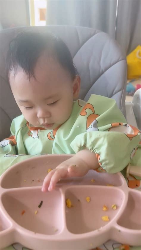 정은솔 쮸니 D 297 아빠 휴가 시작 오늘은 동네 산책도 하면서 아빠랑 구경도 하고 아파트 놀이터 가서 인생 첫 미끄럼틀도 타본 하루 너무 신나서 계속 타자고