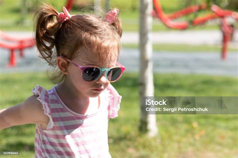 여름 놀이터에서 포니 테일과 선글라스를 착용 한 어린 쾌활한 소녀 2 3 살에 대한 스톡 사진 및 기타 이미지 2 3 살 아이 귀여운 Istock