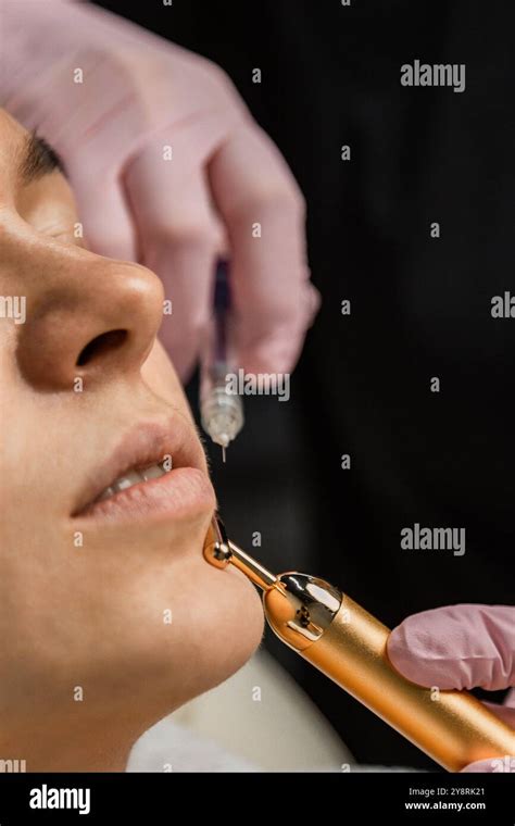 Contour Plastic A Cosmetologist Injects A Botulinum Toxin To Tighten And Smooth Out Wrinkles On