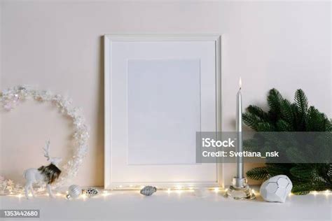 크리스마스 장식으로 프레임을 모의 전나무 나뭇가지 사슴 촛불 은빛 별이 흰색 배경에 있는 크리스마스 구성 겨울 축제 개념 템플렛