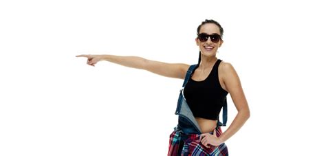 전체 길이측면 보기프로필 보기 1819 세 성인 아름 다운 검은 머리긴 머리포니 테일 백인 여성젊은 여성 민 소매 미소행복쾌활 한시원한 태도 앞에 서 18 19세에 대한