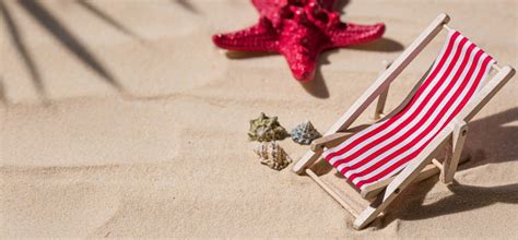 장난감 해변은 긴 조개 조개 그림자가있는 하얀 모래 위에 불가사리를 쫓습니다 햇빛 바다의 개념 해변 휴가 및 리조트 여름 미니멀리즘 0명에 대한 스톡 사진 및 기타 이미지